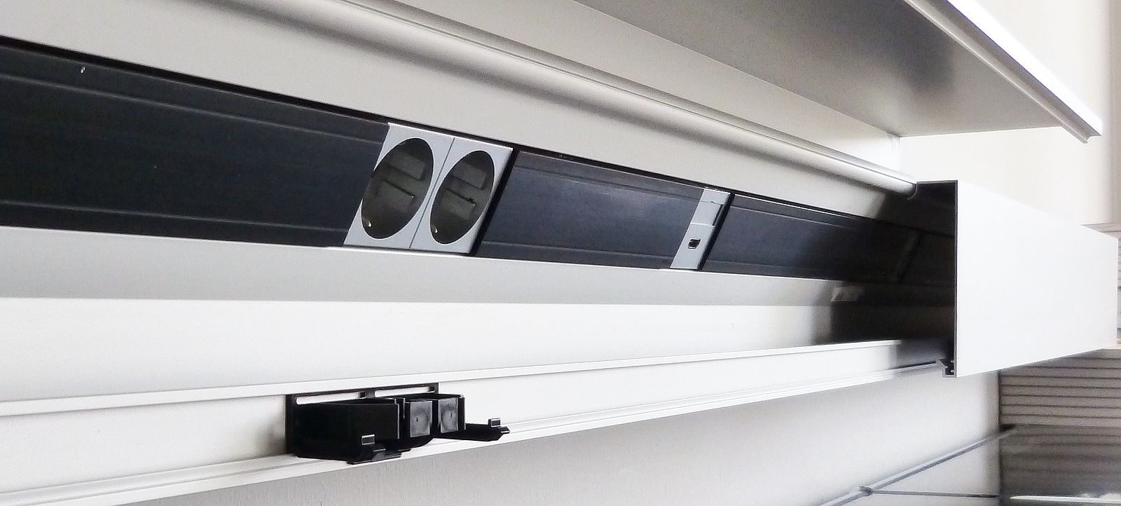 Covered skirting trunking | OBO